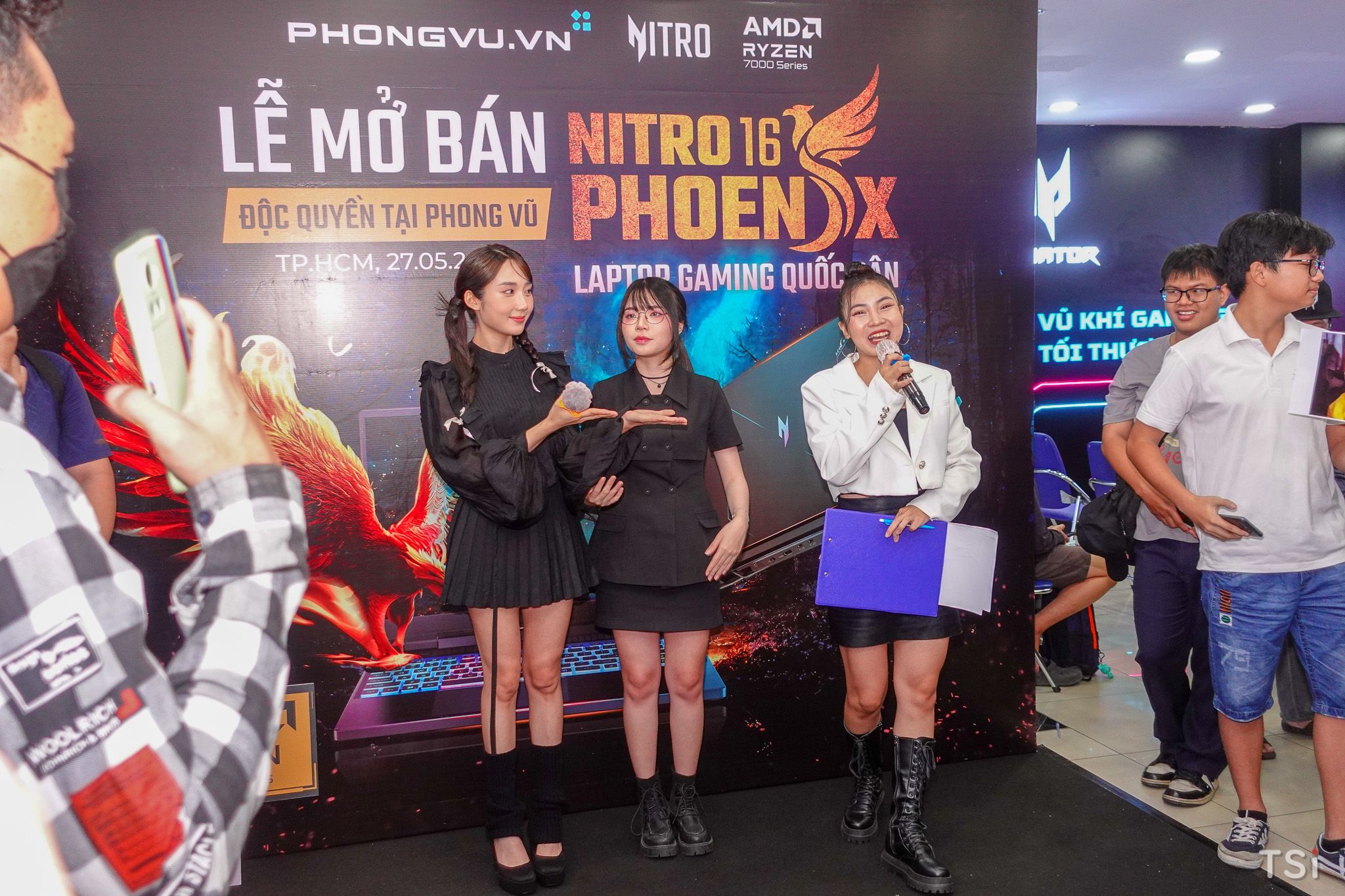 Phong Vũ bán độc quyền Acer Nitro 16 Phoenix, RTX 4050