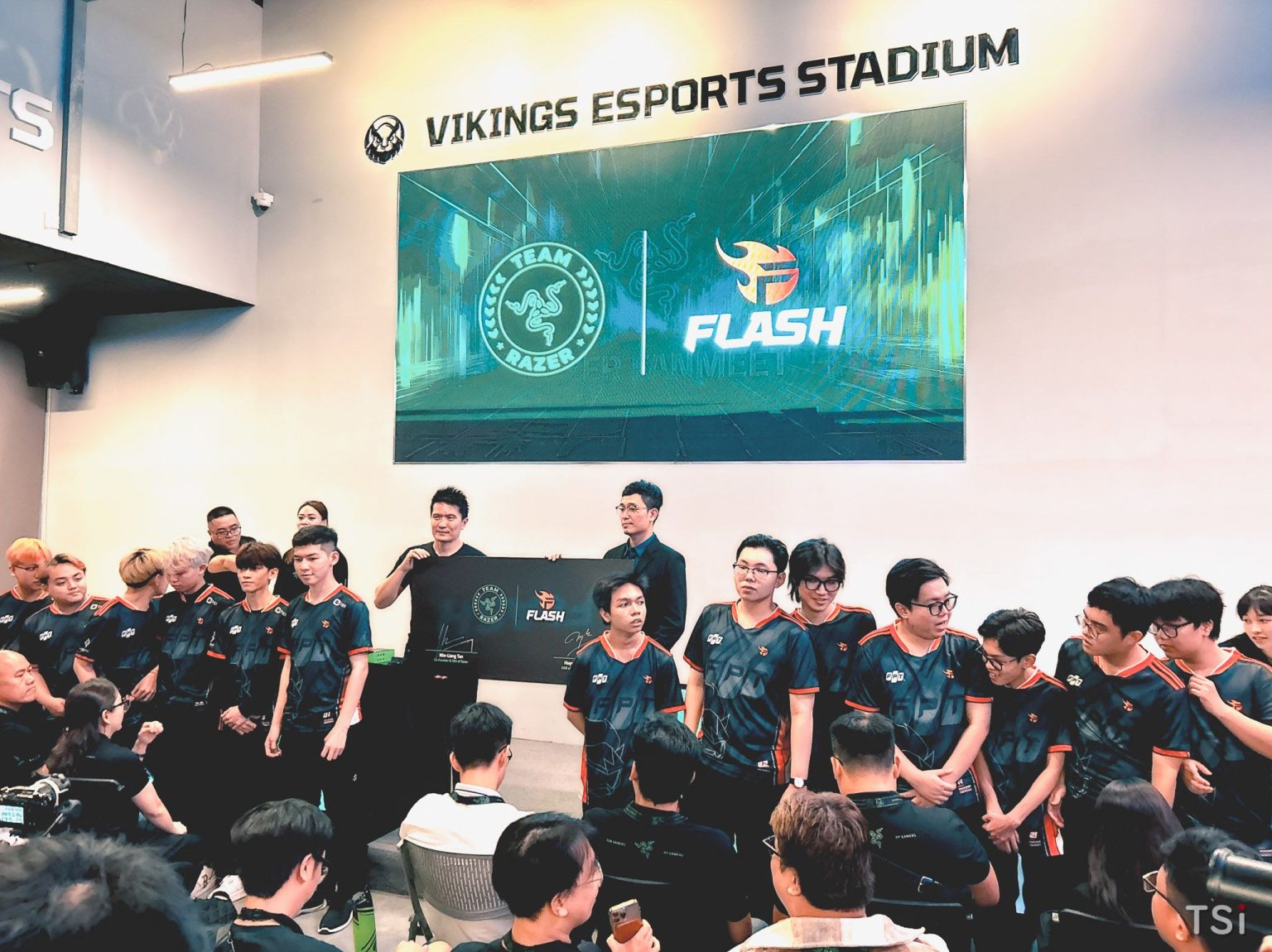 Team Razer củng cố đội hình esports với Team Flash Việt Nam
