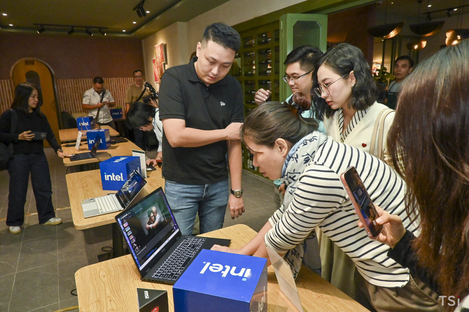 Intel trình diễn tính năng AI PC cho làm việc và sáng tạo